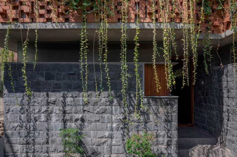 This Courtyard House Design Draws Inspiration From Vernacular ...