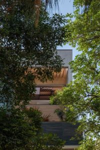 This Nature-Friendly House Merges Tranquility With Sustainability ...