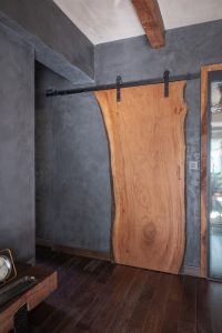 This Rustic Interior Style Apartment Reimagines As A Tranquil Retreat ...