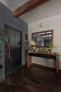 This Rustic Interior Style Apartment Reimagines As A Tranquil Retreat ...