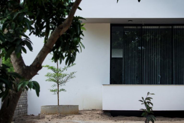 This Simple Contemporary House Emphasizes Minimalist Living | Bread ...