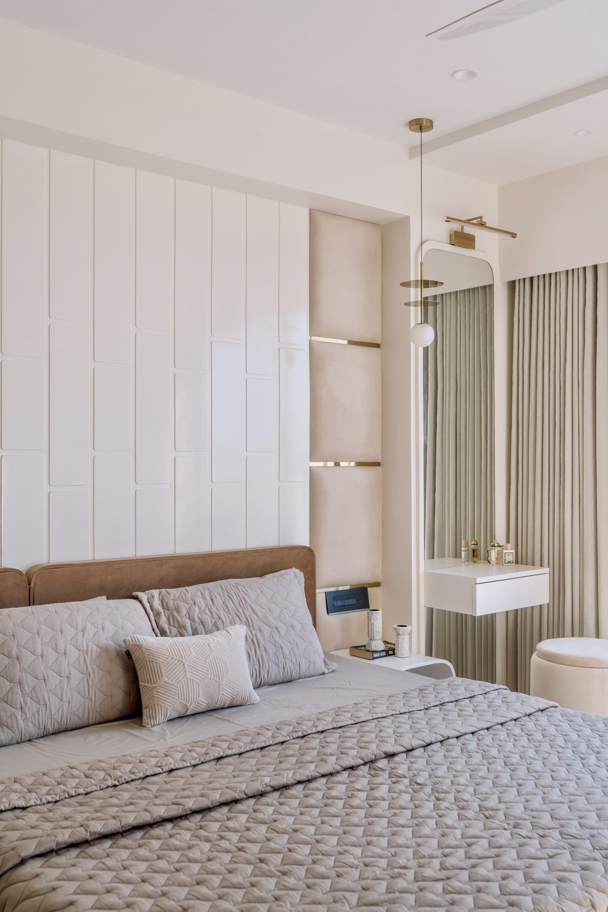The Home Interior Style Conveys Spaciousness And Lightness With Its ...