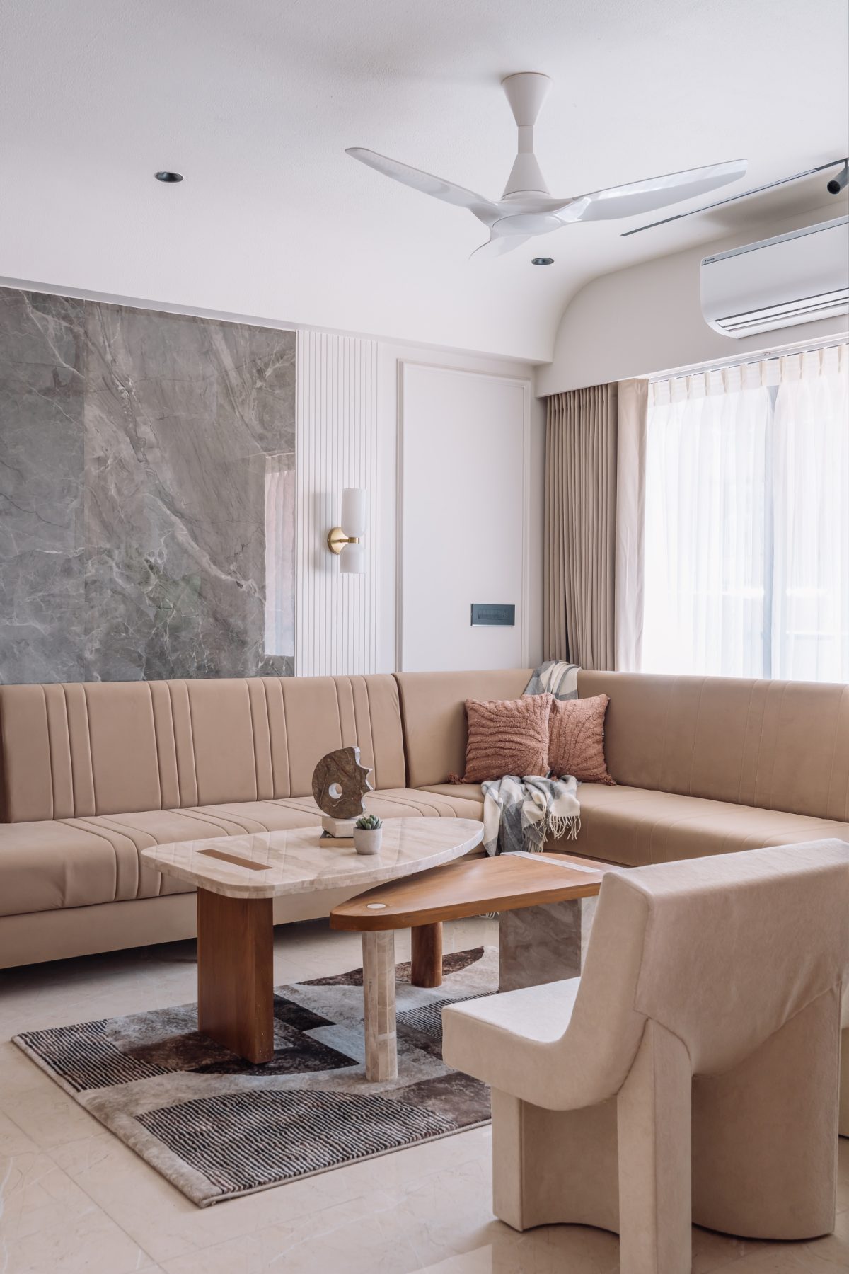 The Home Interior Style Conveys Spaciousness And Lightness With Its ...