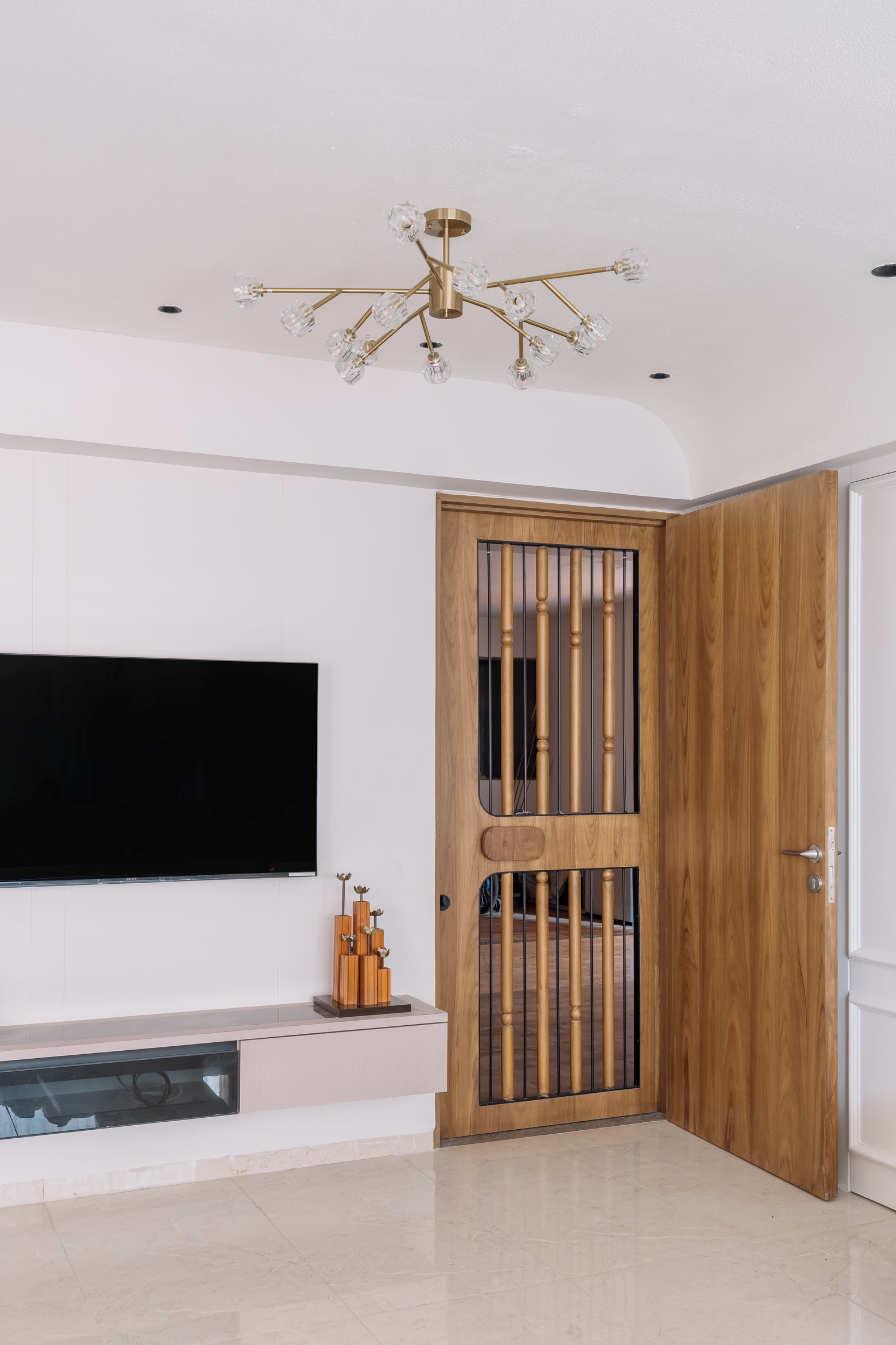 The Home Interior Style Conveys Spaciousness And Lightness With Its ...