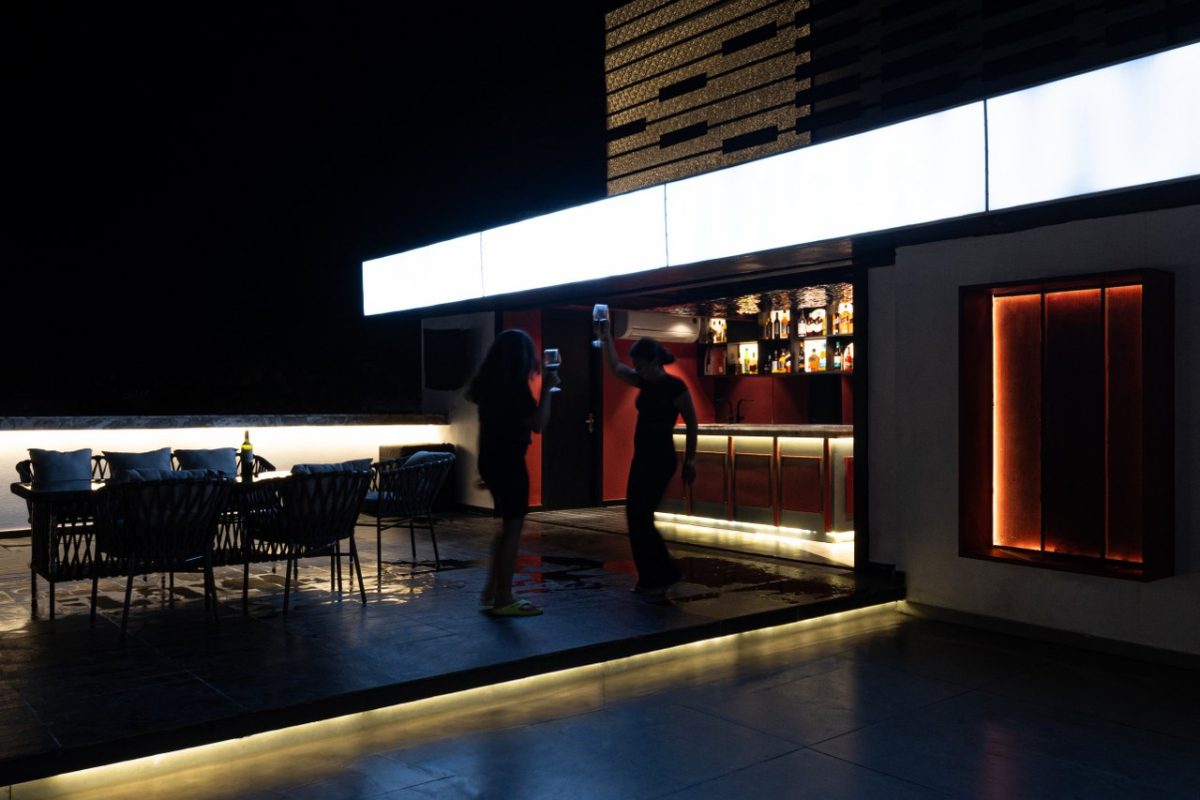 This Rooftop Design Transforms Into An Ultimate Hangout Space | Studio ...