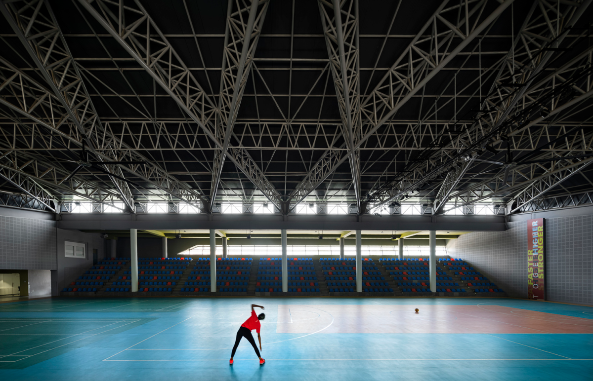 The Steel Roof Design Presents Dual Fronts And No Back | Thirdspace ...