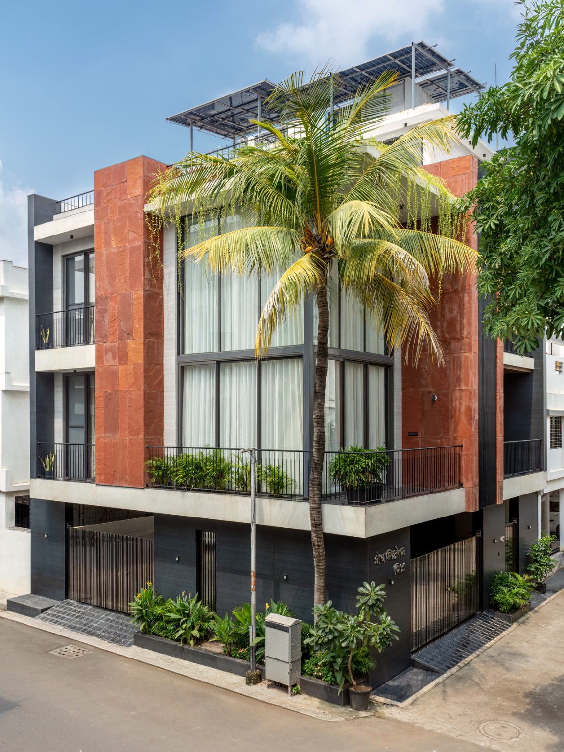 This Contemporary Architecture Home Balances Modern Expression and ...