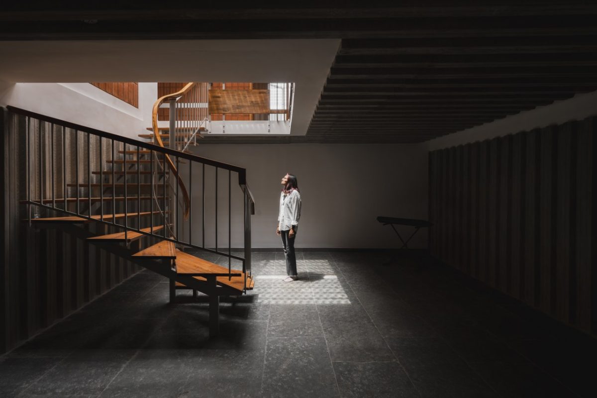 This East Facing Home Embraces Natural Light And Spatial Fluidity ...