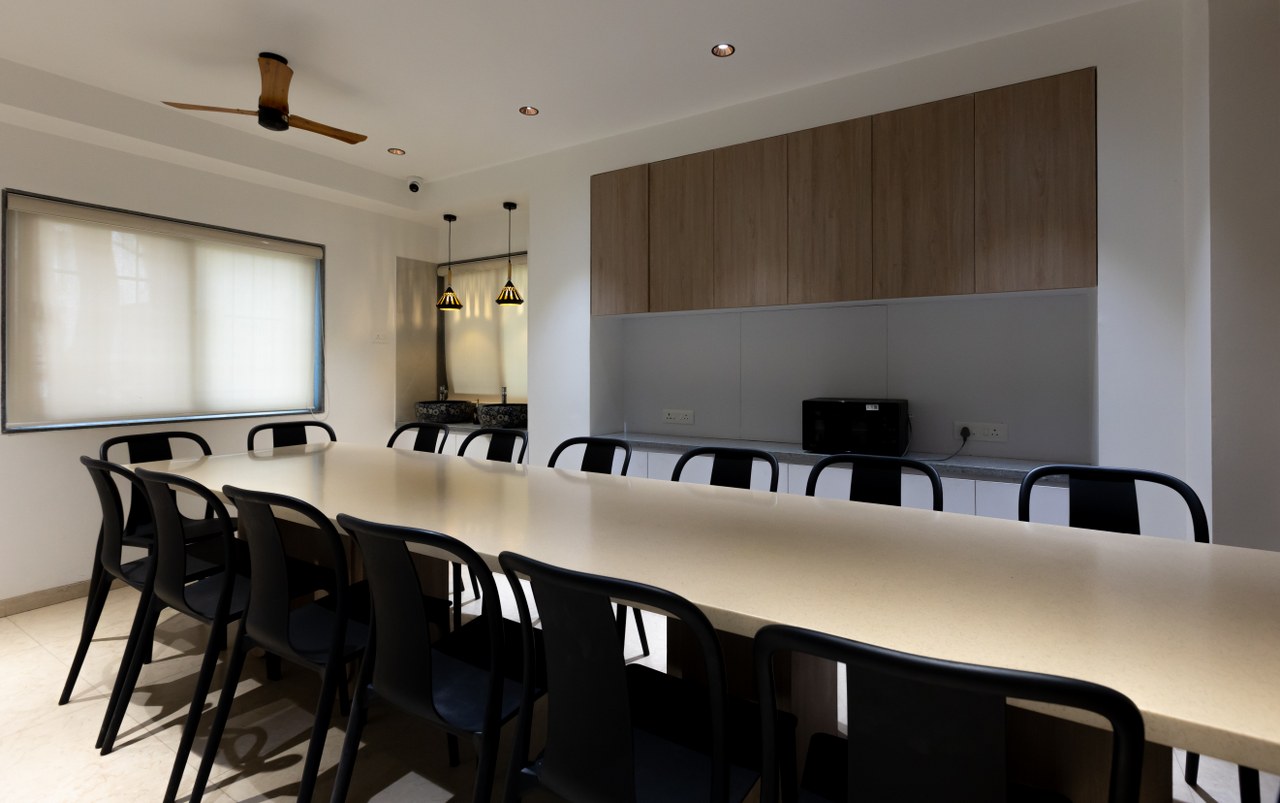 This Minimalistic Office Design Enhances Functionality & Reflects Brand ...
