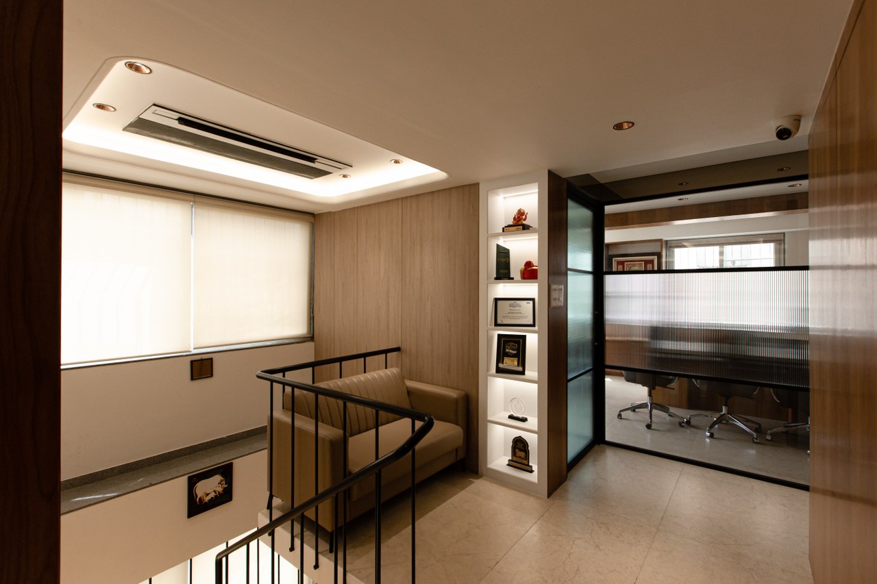 This Minimalistic Office Design Enhances Functionality & Reflects Brand ...
