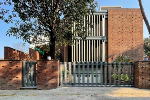 This Courtyard Architecture Reintroduces the Sacred Court in Modern ...