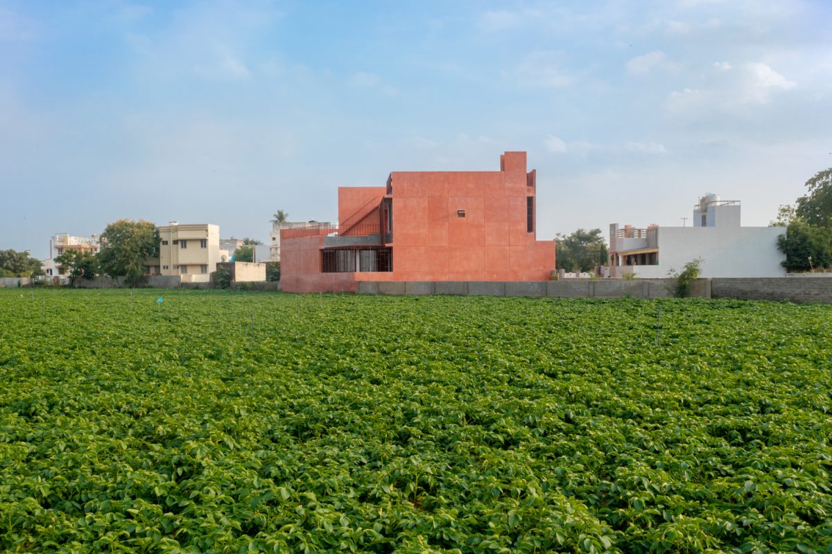This Eco-Friendly Home Naturally Withstands Harsh Climates in Gujarat ...
