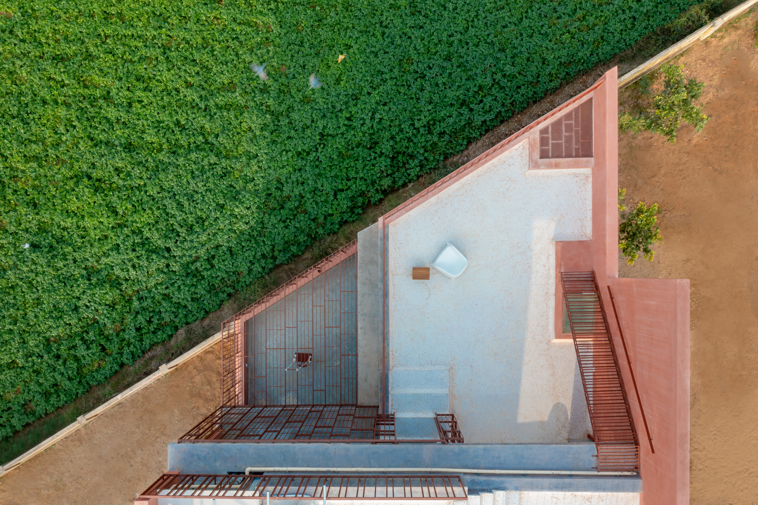 This Eco-Friendly Home Naturally Withstands Harsh Climates in Gujarat ...