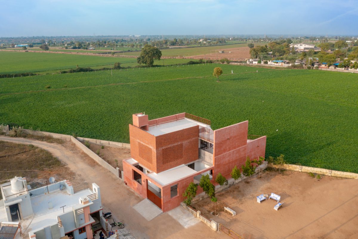 This Eco-Friendly Home Naturally Withstands Harsh Climates in Gujarat ...