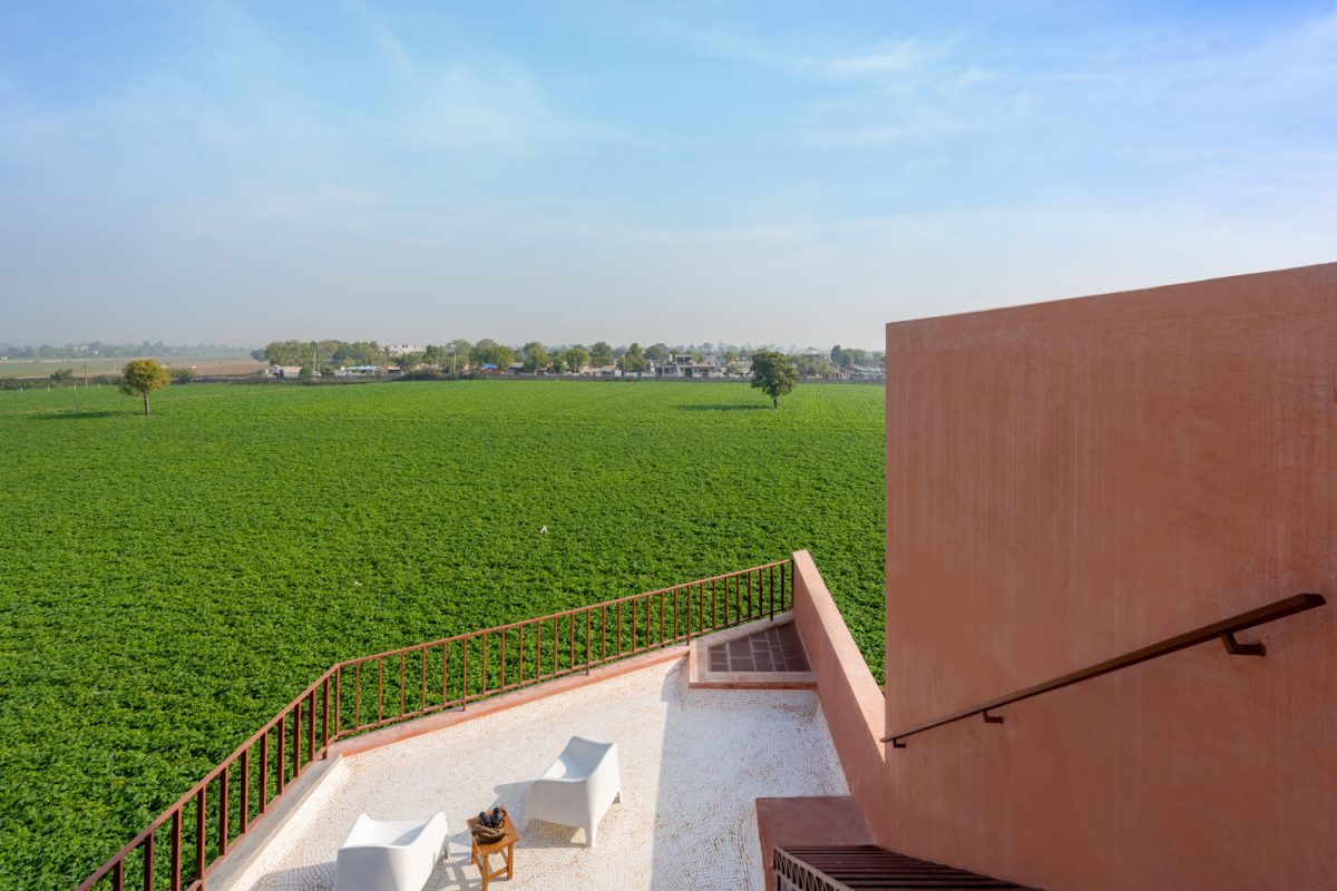 This Eco-Friendly Home Naturally Withstands Harsh Climates in Gujarat ...