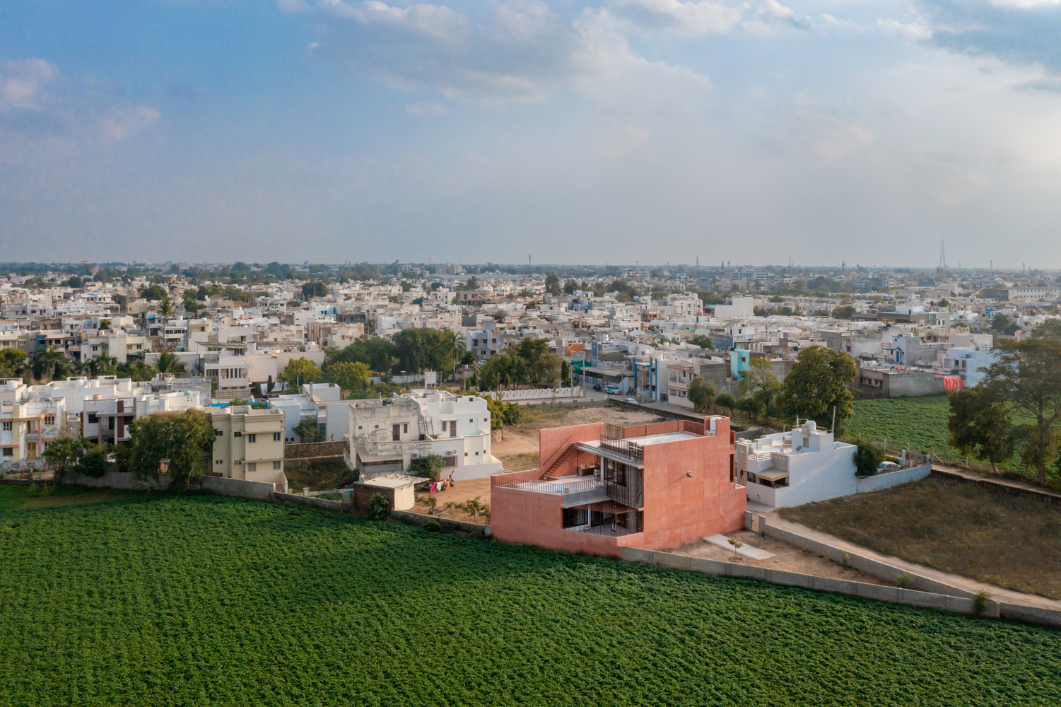 This Eco-Friendly Home Naturally Withstands Harsh Climates in Gujarat ...