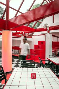 A Glass Roof Design Brings Light And Openness To A 40-year-old ...