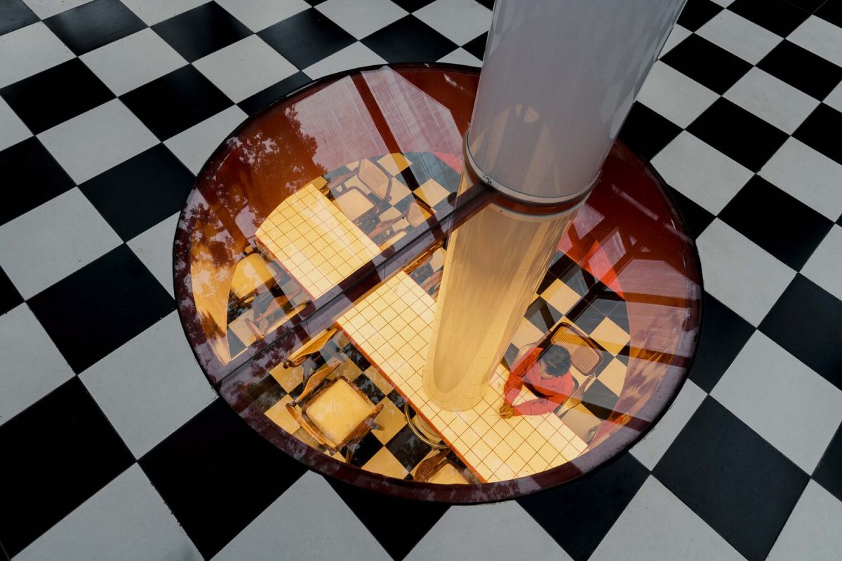 A Glass Roof Design Brings Light And Openness To A 40-year-old ...