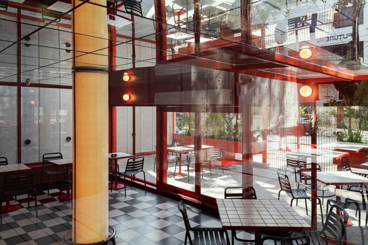 A Glass Roof Design Brings Light And Openness To A 40-year-old ...