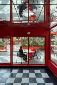 A Glass Roof Design Brings Light And Openness To A 40-year-old ...