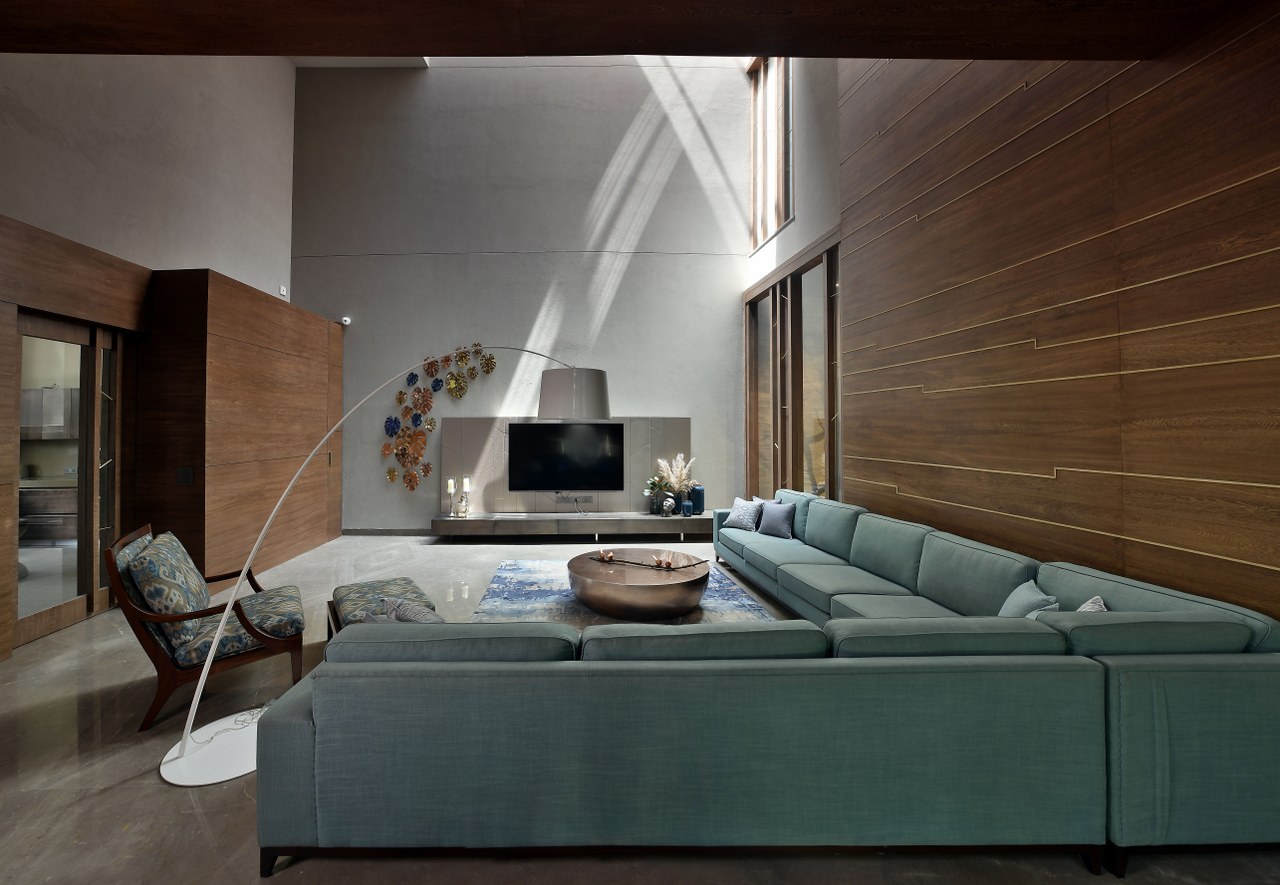 This High Ceiling House in Sushant Lok Seamlessly Blends With Nature at ...