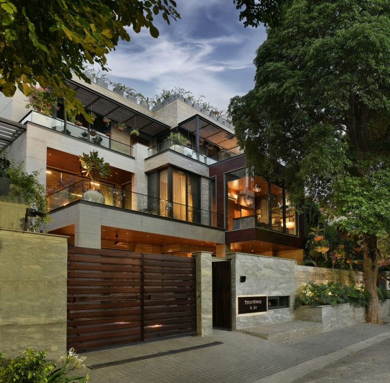 This High Ceiling House in Sushant Lok Seamlessly Blends With Nature at ...