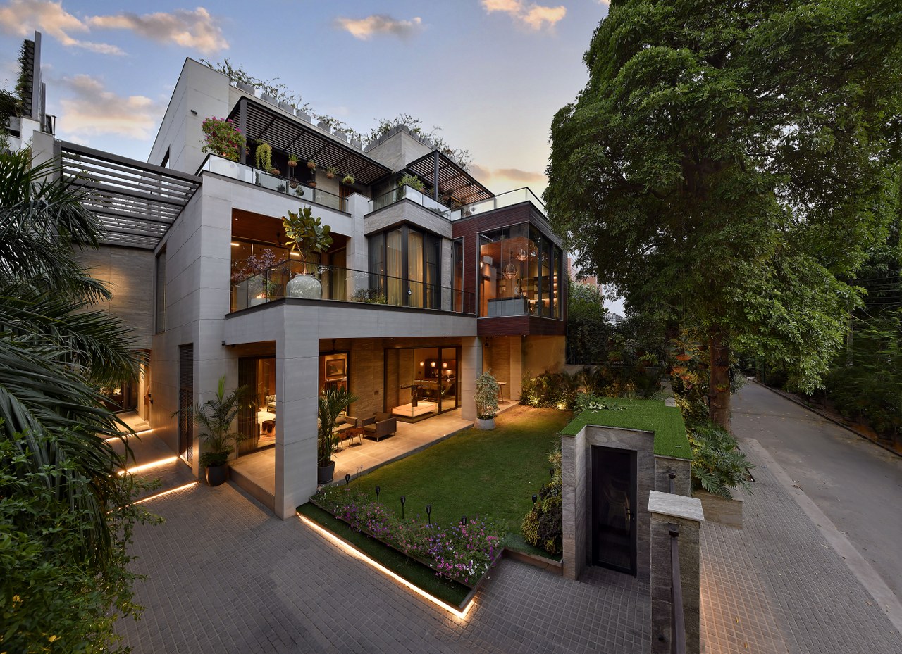 This High Ceiling House in Sushant Lok Seamlessly Blends With Nature at ...