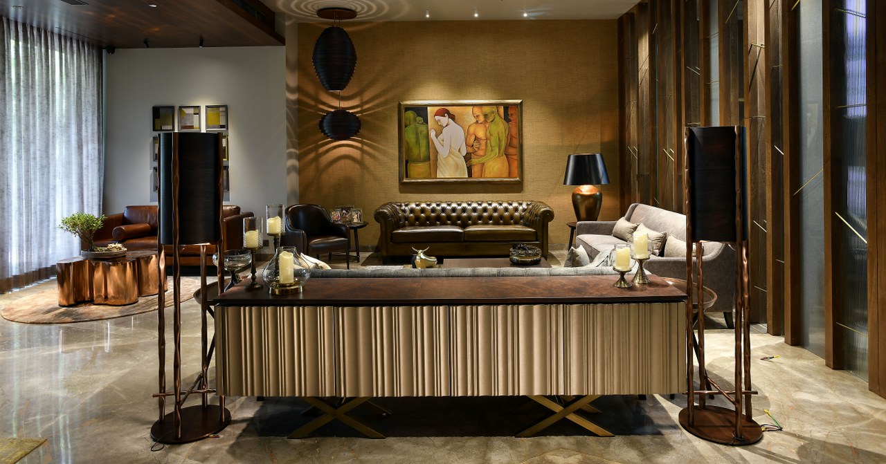 This High Ceiling House in Sushant Lok Seamlessly Blends With Nature at ...