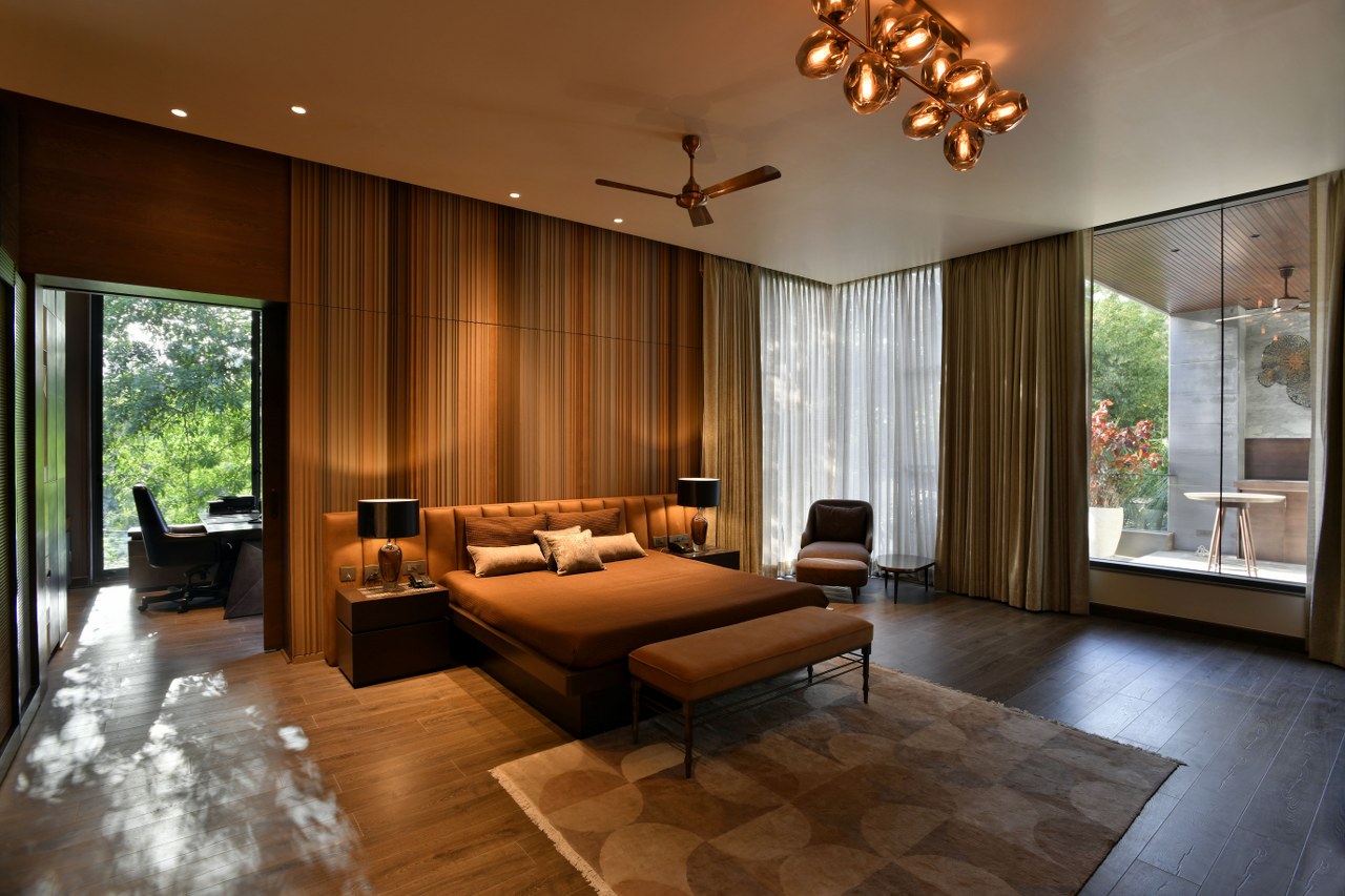This High Ceiling House in Sushant Lok Seamlessly Blends With Nature at ...