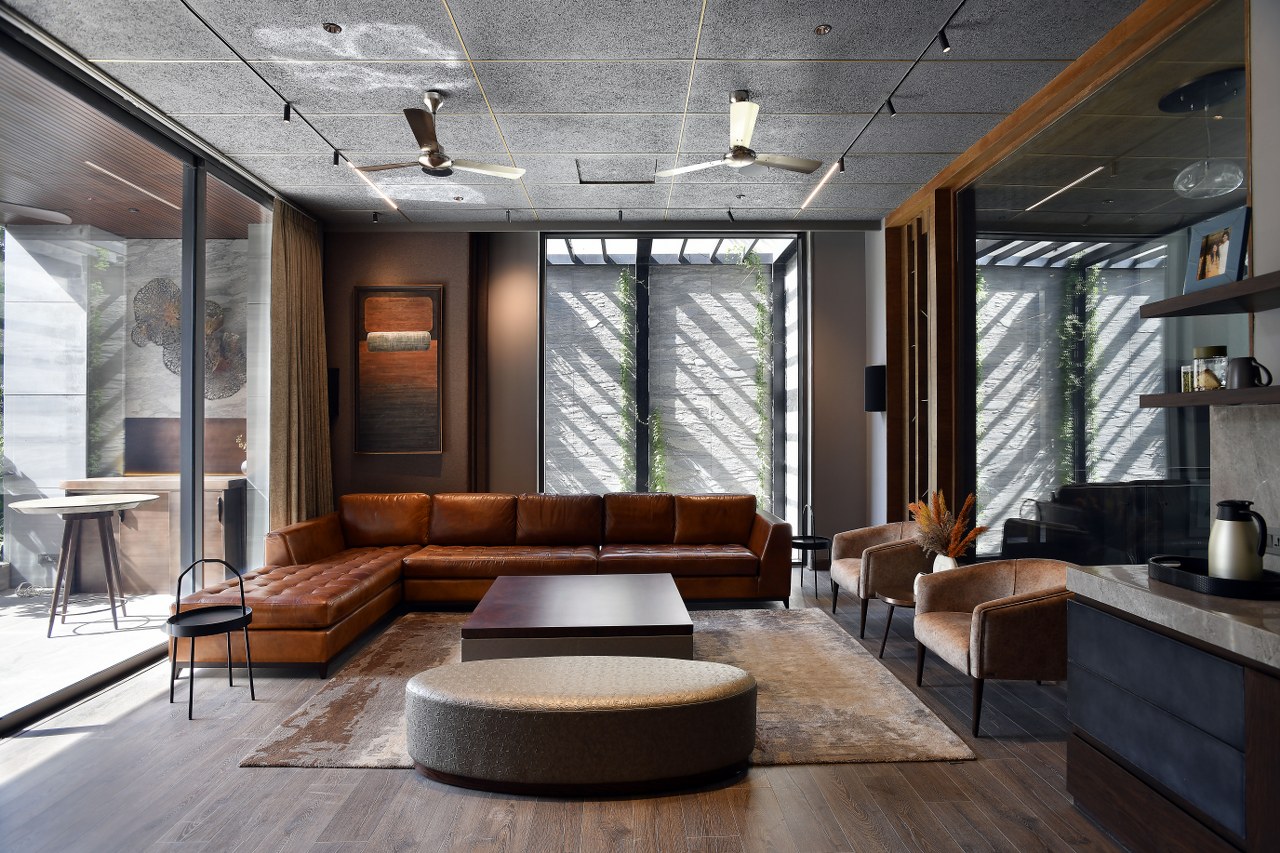 This High Ceiling House in Sushant Lok Seamlessly Blends With Nature at ...