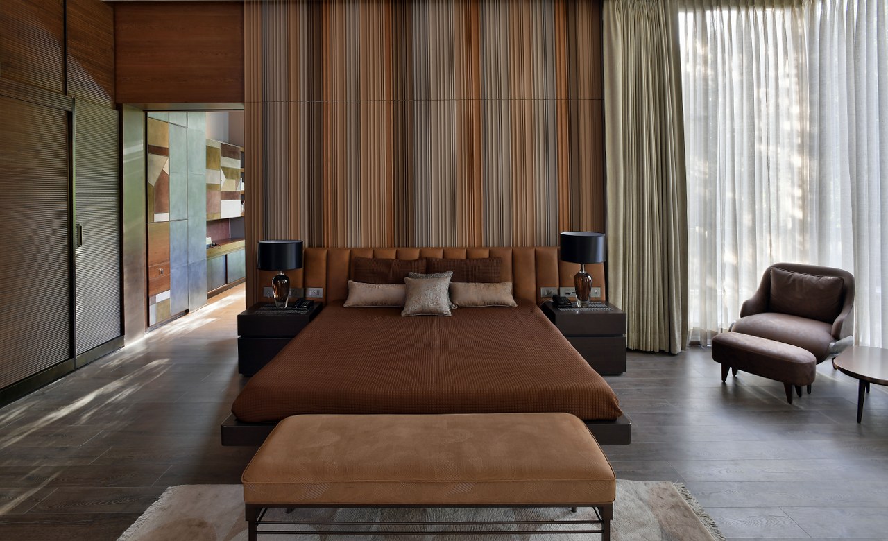 This High Ceiling House in Sushant Lok Seamlessly Blends With Nature at ...