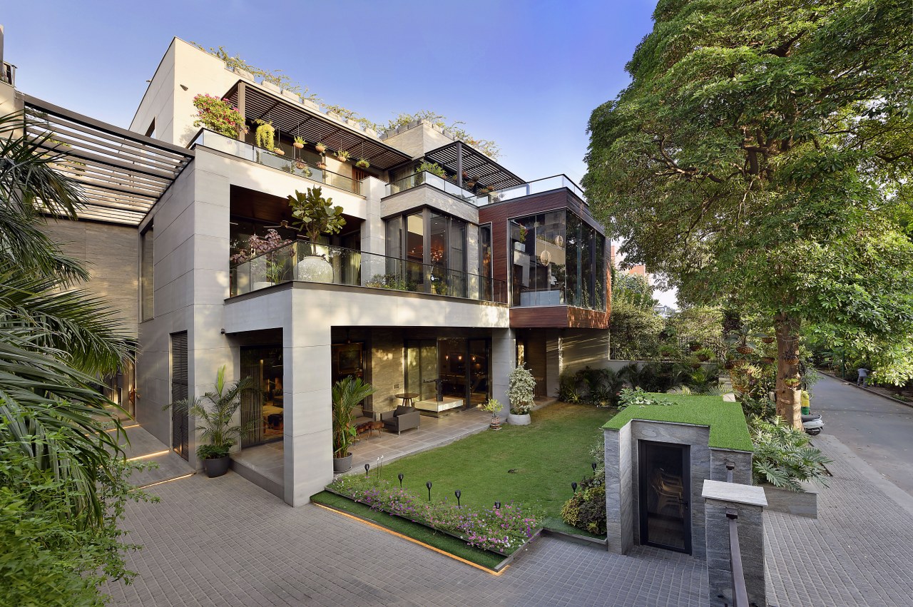 This High Ceiling House in Sushant Lok Seamlessly Blends With Nature at ...
