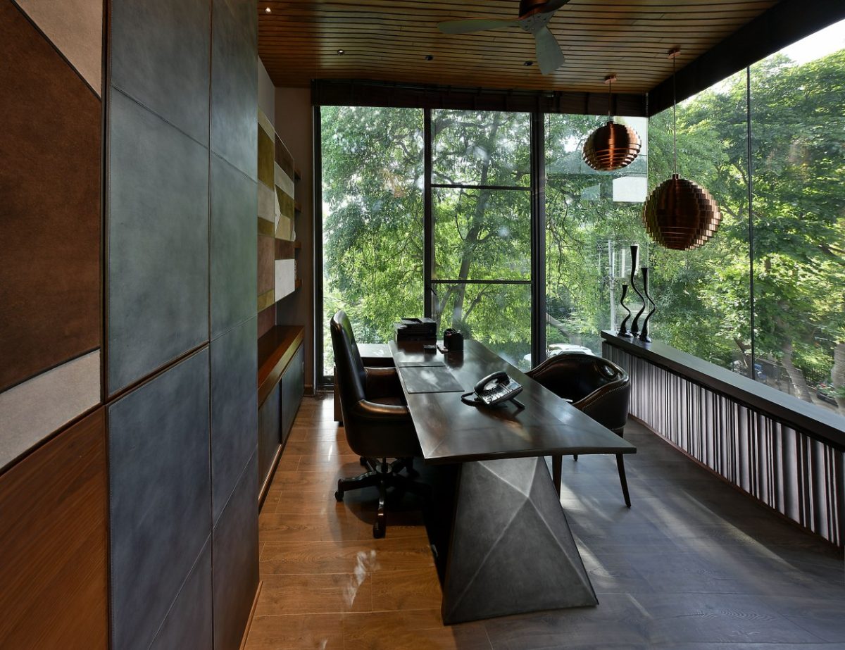 This High Ceiling House in Sushant Lok Seamlessly Blends With Nature at ...