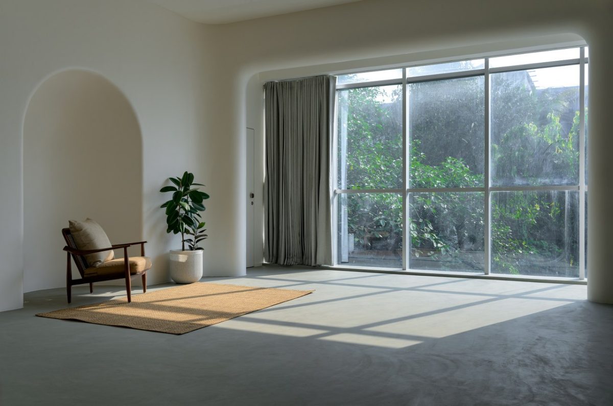 A Minimalist Interior Design Style Shapes The Artistic Identity Of Alum ...