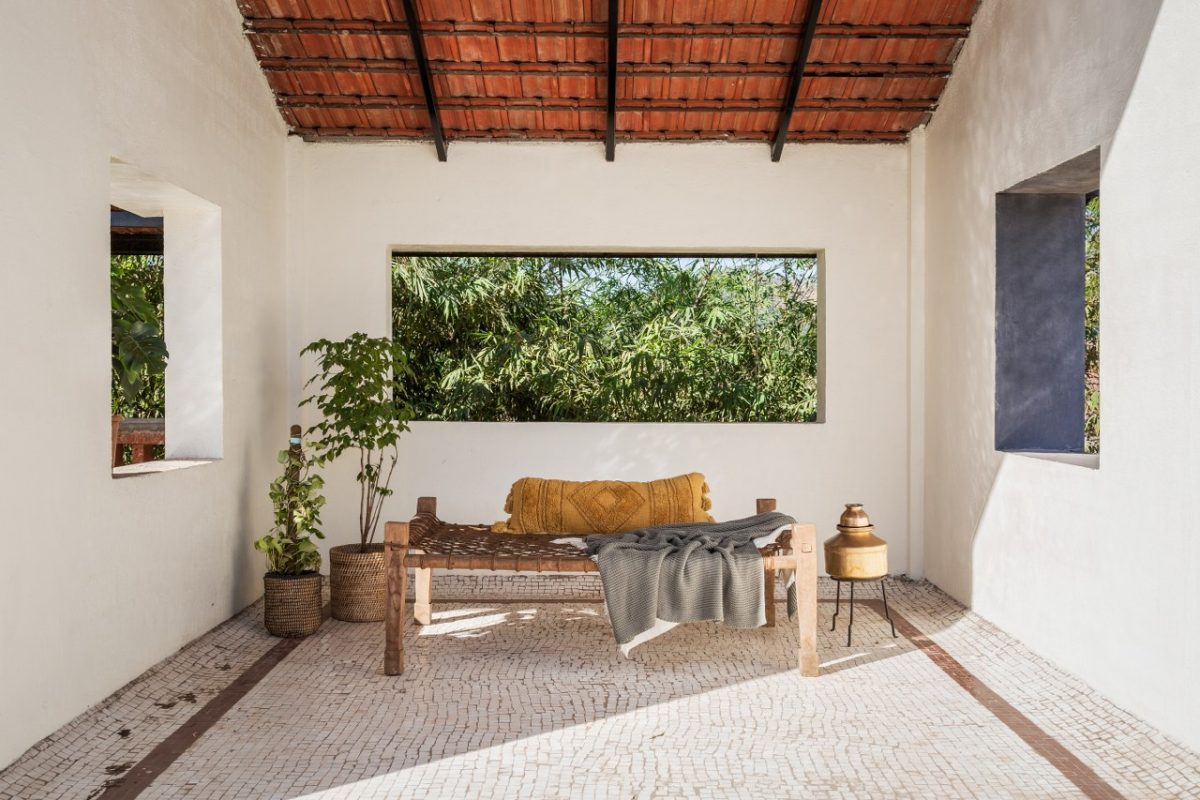This Century-Old Rustic Farmhouse Embraces Classic-Modern Design ...