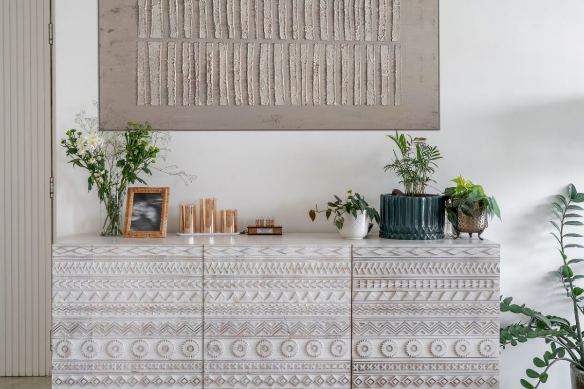 This Transitional Style Interior Design Transforms Open-plan Space Into ...