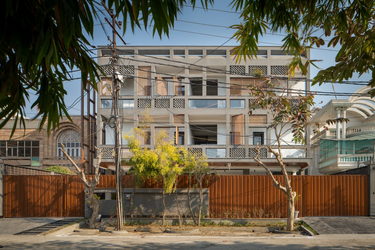 This Urban Residence Stands Strong Amidst The Industrial Chaos | Sian ...