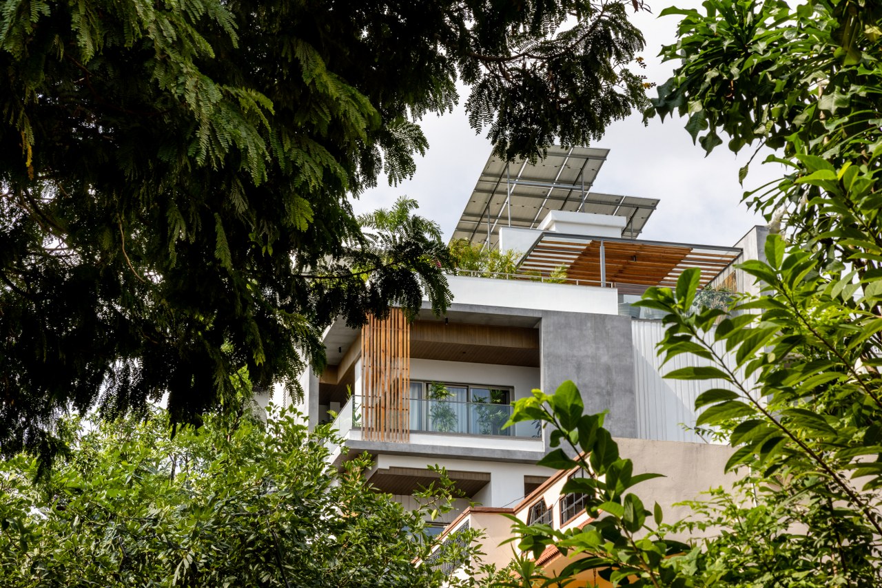 This Vertical House Offers the Perfect Balance of Privacy and ...