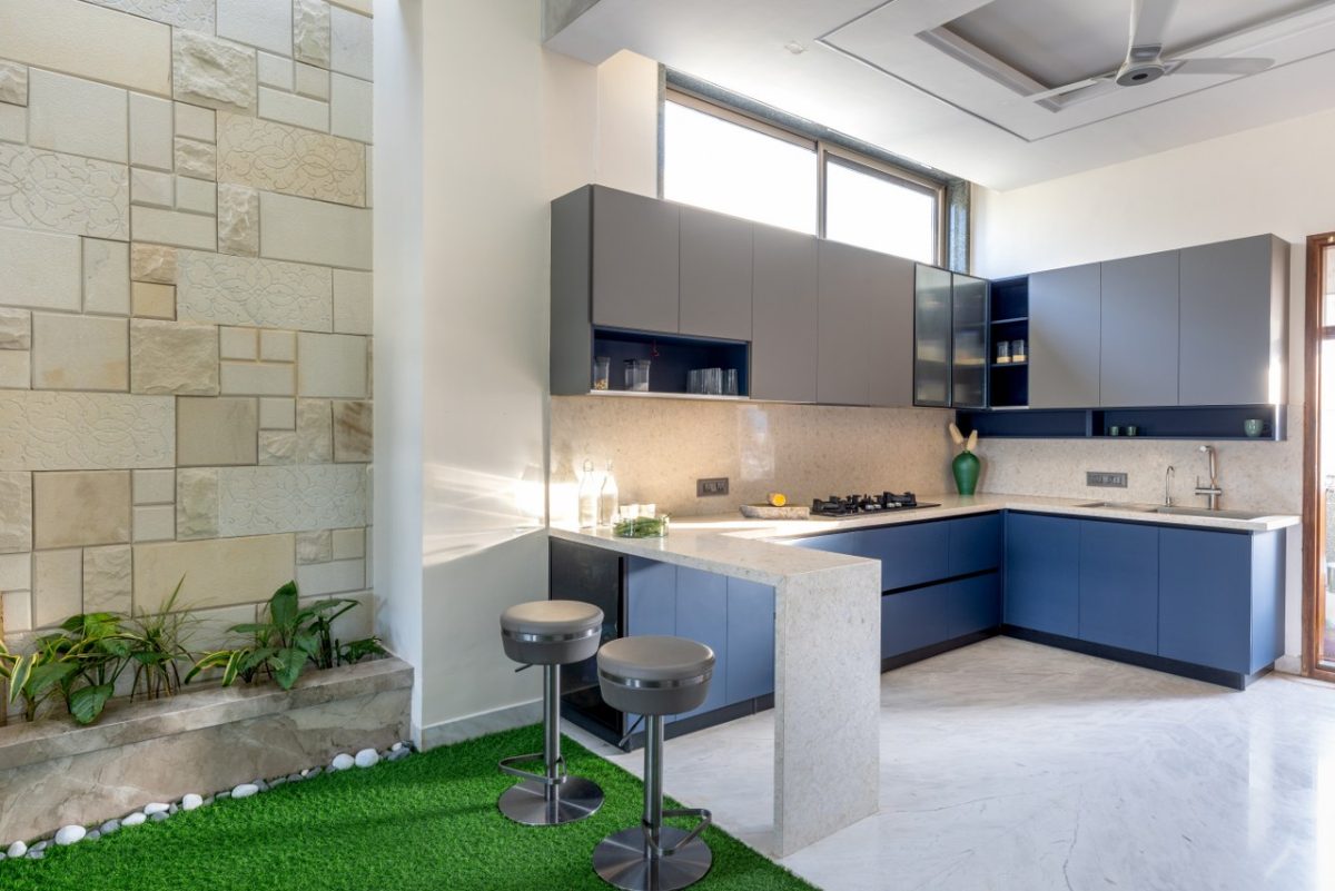 This Vertical House Offers the Perfect Balance of Privacy and ...