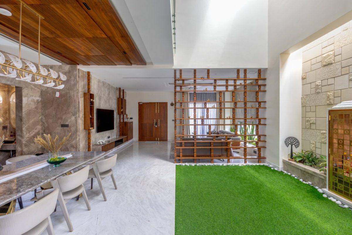 This Vertical House Offers the Perfect Balance of Privacy and ...