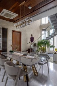 This Vertical House Offers the Perfect Balance of Privacy and ...