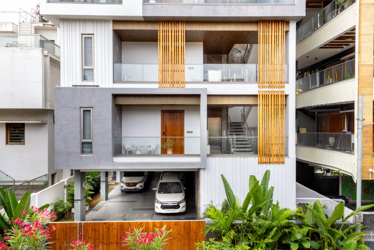 This Vertical House Offers the Perfect Balance of Privacy and ...