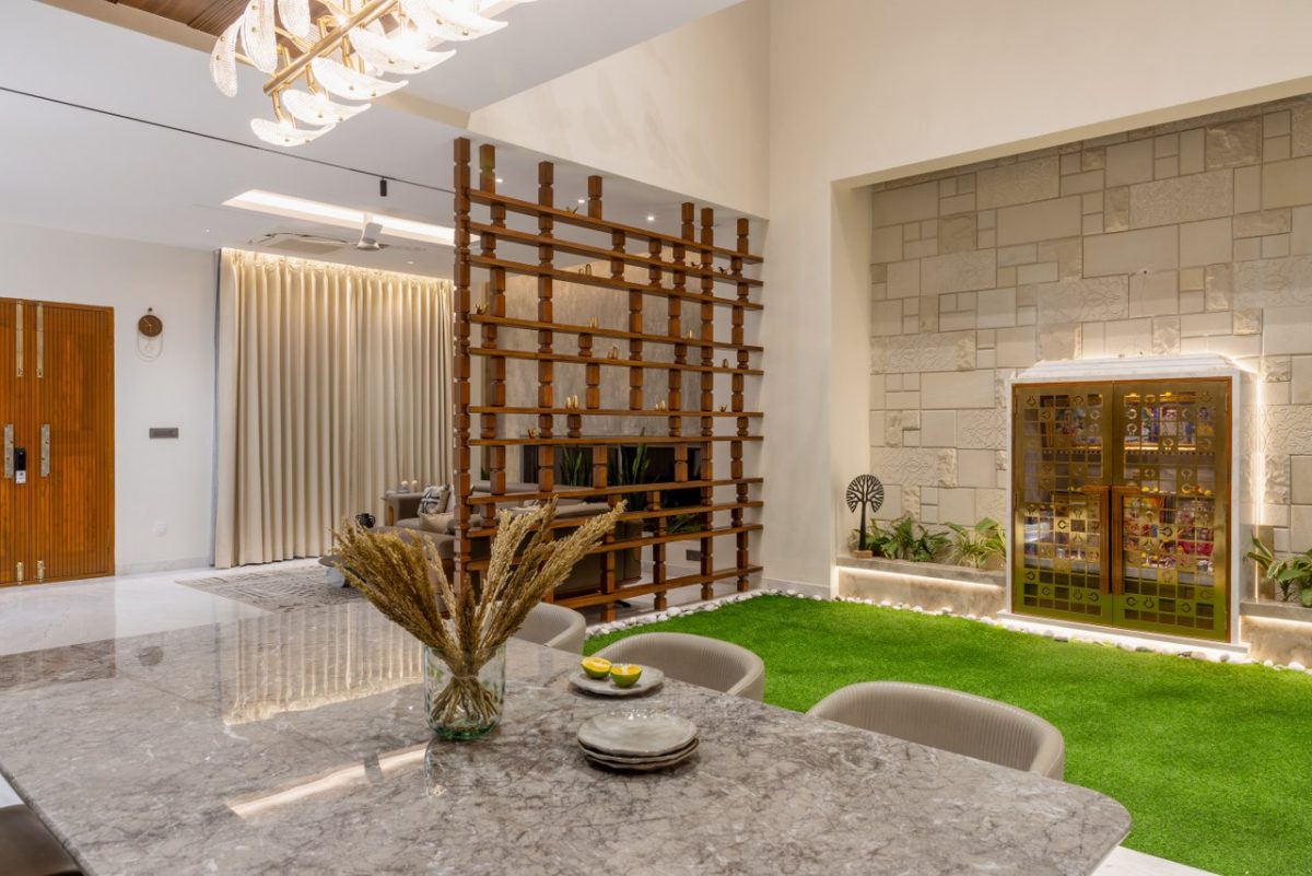 This Vertical House Offers the Perfect Balance of Privacy and ...