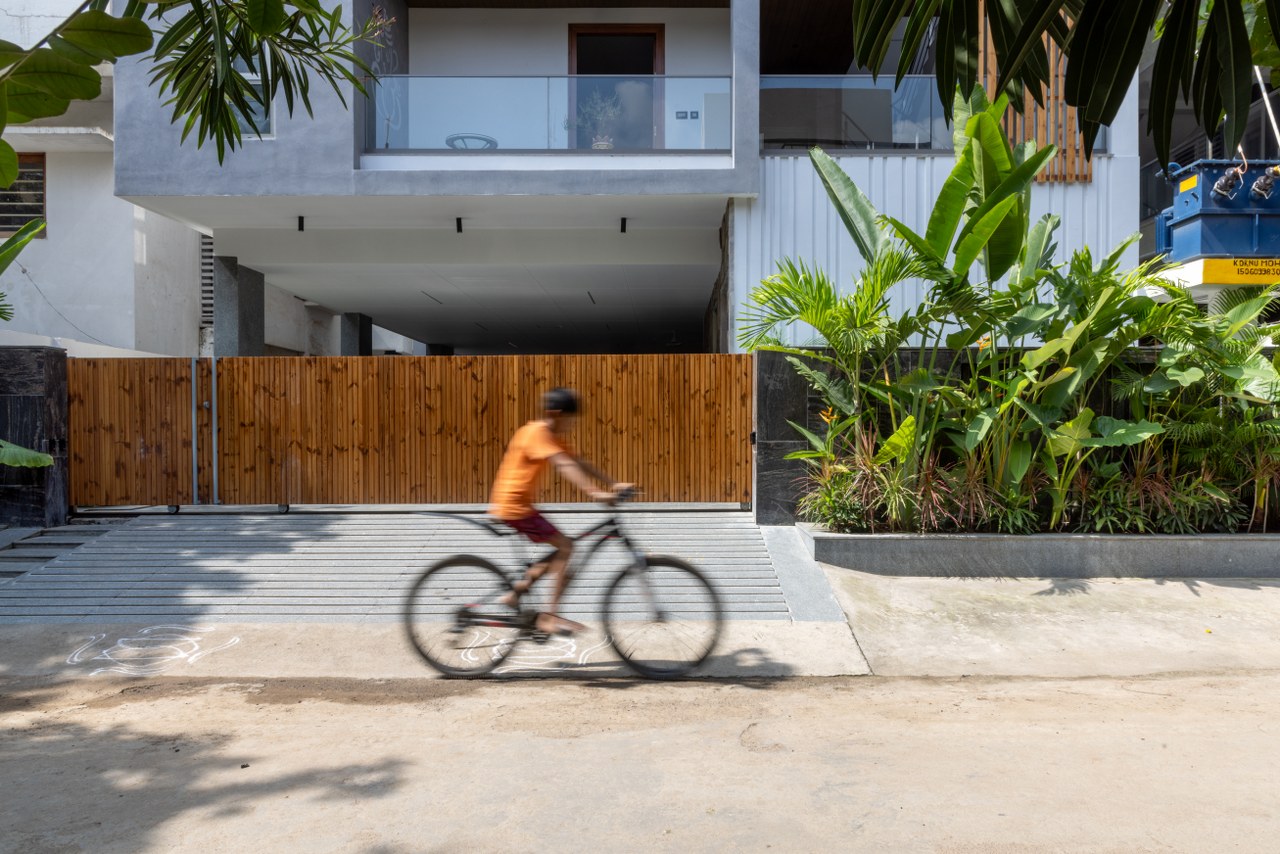 This Vertical House Offers the Perfect Balance of Privacy and ...