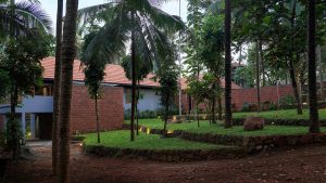 This L-shaped Home Design Is A Blend Of Retreat Tradition And Melody ...