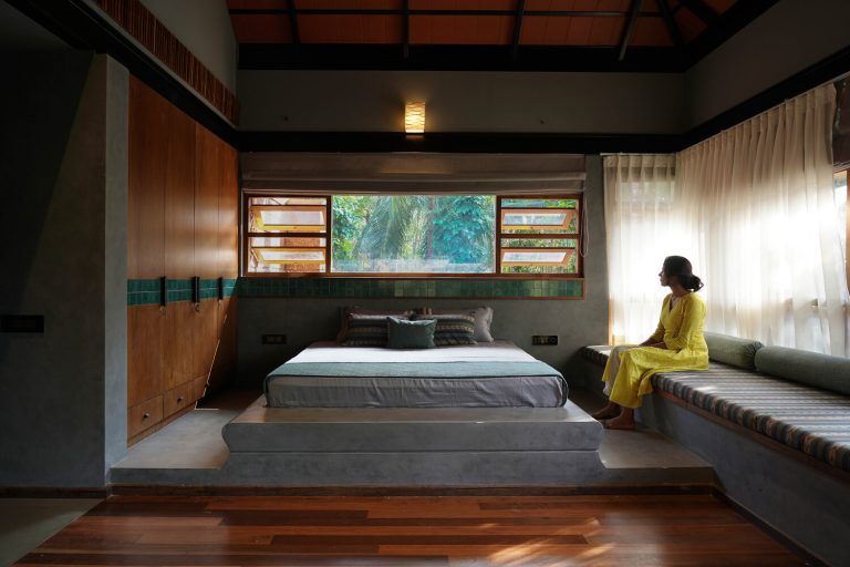 This L-shaped Home Design Is A Blend Of Retreat Tradition And Melody ...