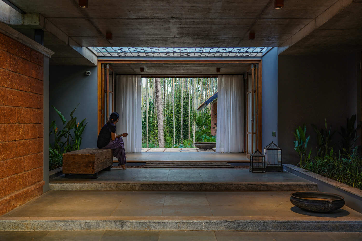 This L-shaped Home Design Is A Blend Of Retreat Tradition And Melody ...