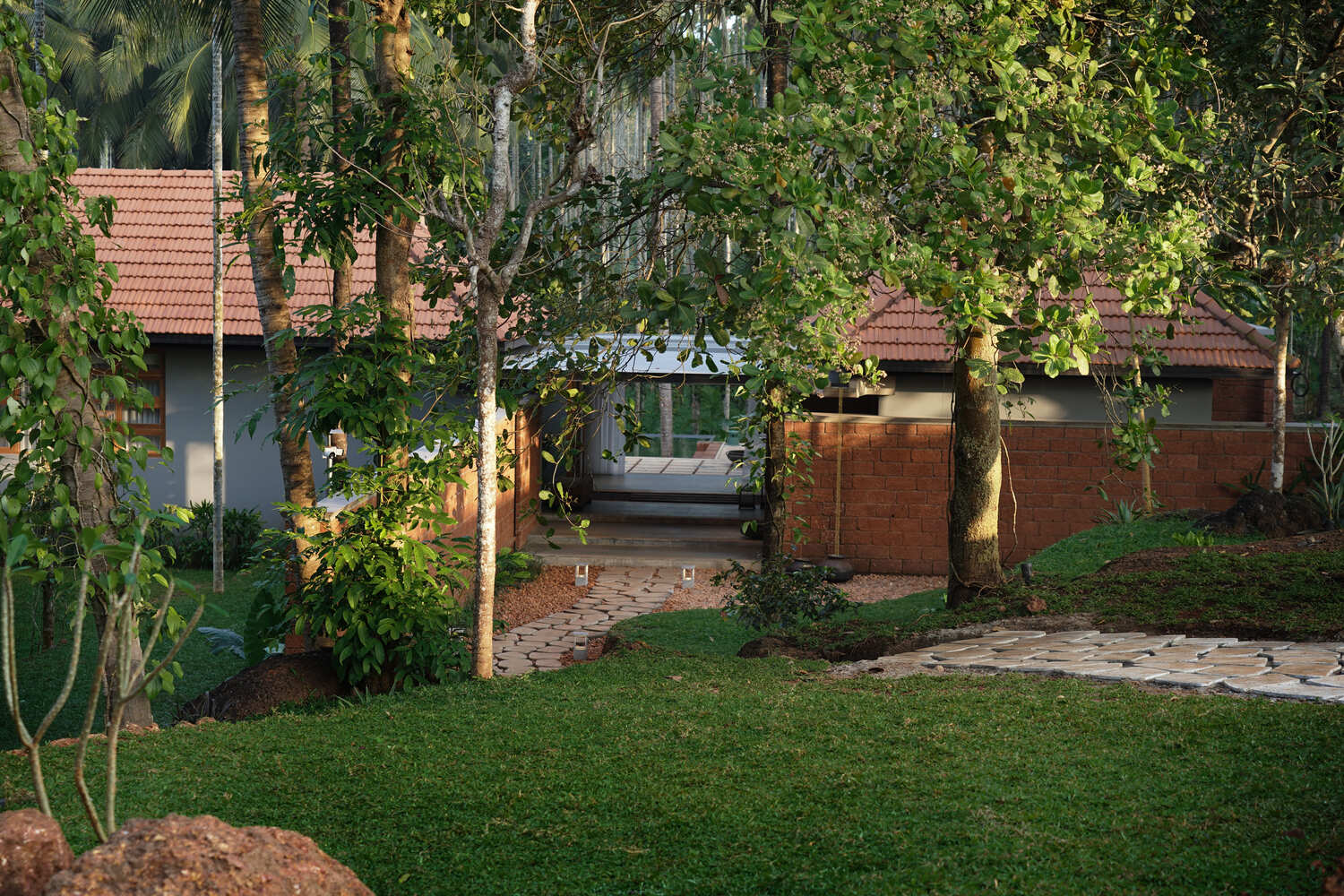 This L-shaped Home Design Is A Blend Of Retreat Tradition And Melody ...