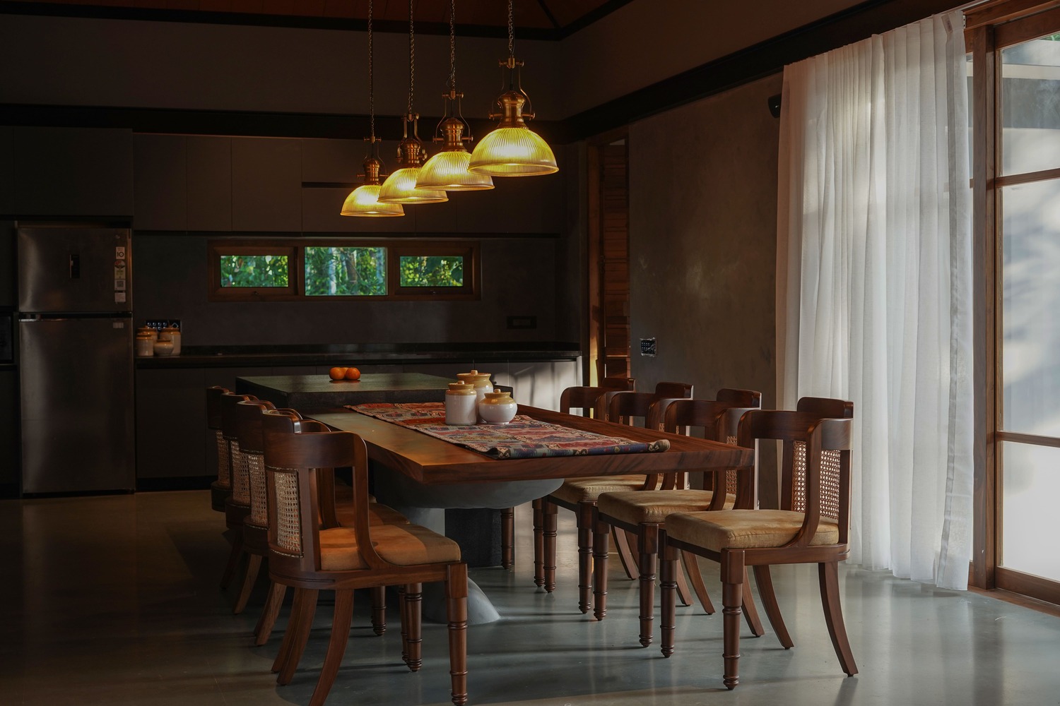 This L-shaped Home Design Is A Blend Of Retreat Tradition And Melody ...