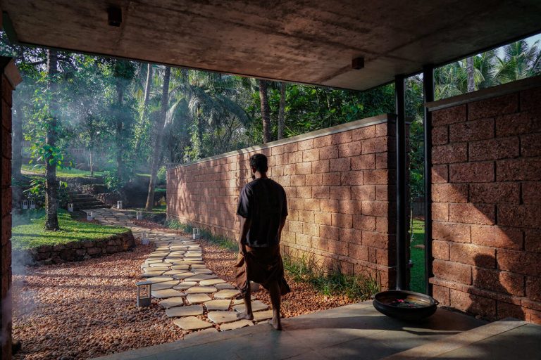 This L-shaped Home Design Is A Blend Of Retreat Tradition And Melody ...